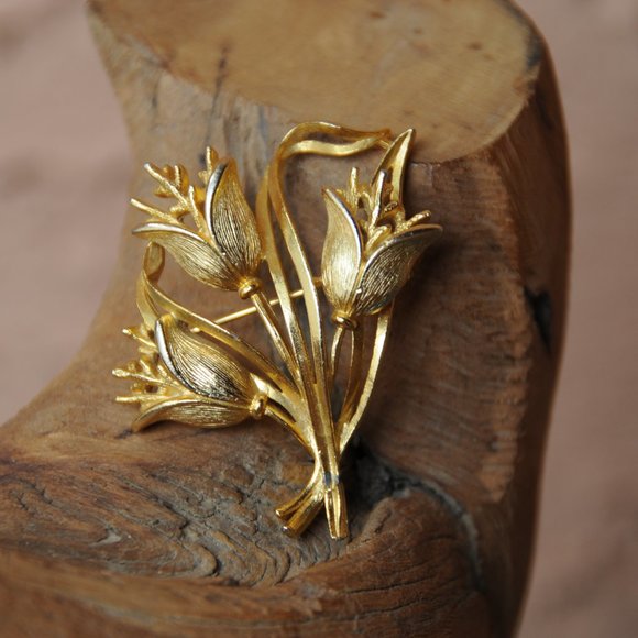 USNE | Jewelry | Vintage Pin Gold | Poshmark